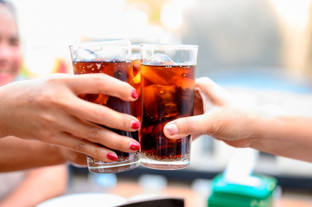 ¿Bebidas azucaradas o bebidas light? - Farmaceuticonline